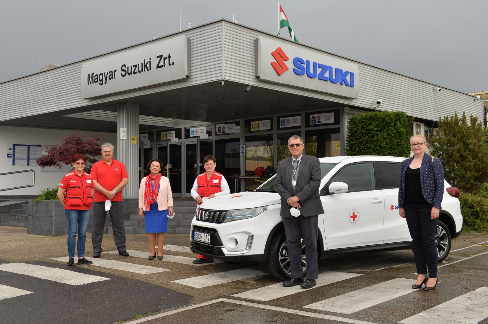 Hibrid autóval segíti a Magyar Vöröskereszt munkáját a Suzuki - Magyar Suzuki Zrt